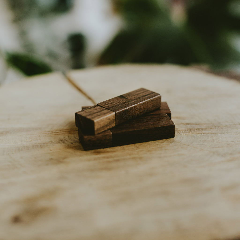 Dark Brown Wooden 16GB USB 3.0 Flash Drive – Lamb & Raccoon