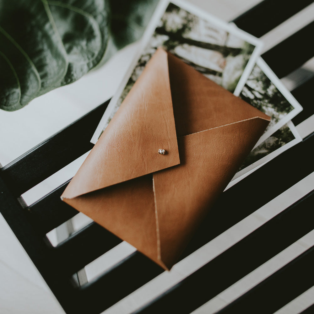 Vegan Leather envelope for prints | Cognac brown – Lamb & Raccoon