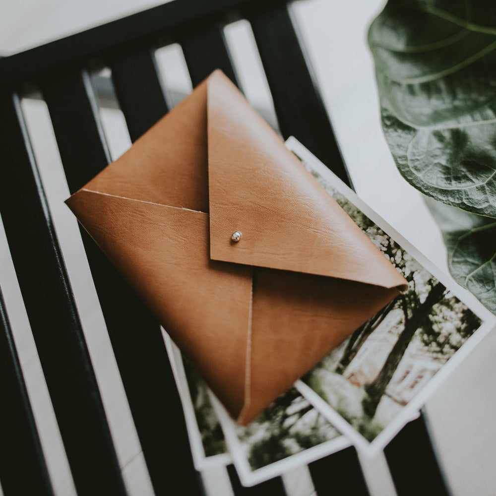 Vegan Leather envelope for prints | Cognac brown – Lamb & Raccoon