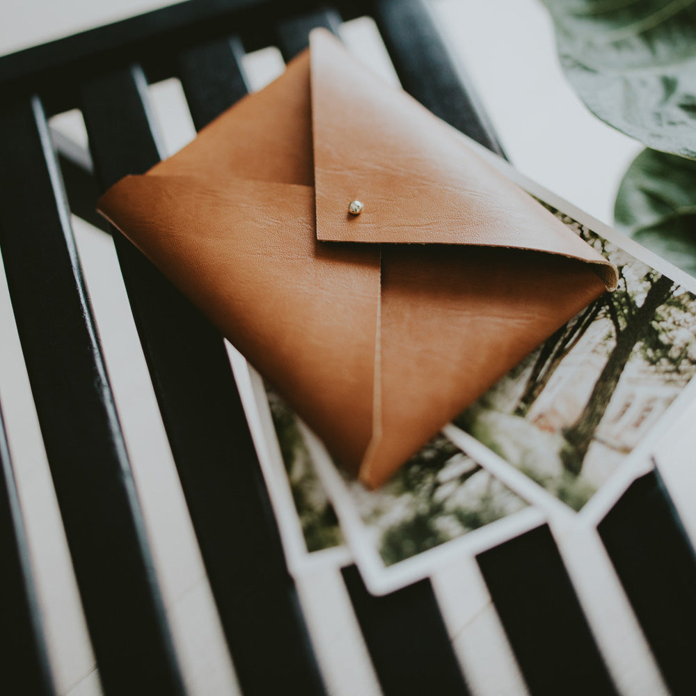 Vegan Leather envelope for prints | Cognac brown – Lamb & Raccoon